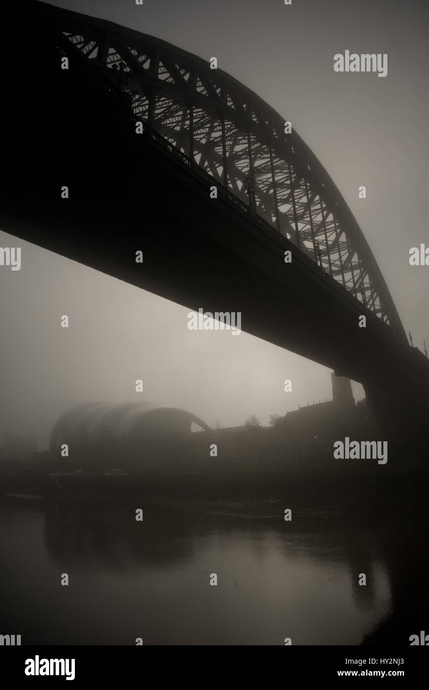 Fog on the Tyne, Misty morning on NewcastleGateshead quayside / Tyne ...