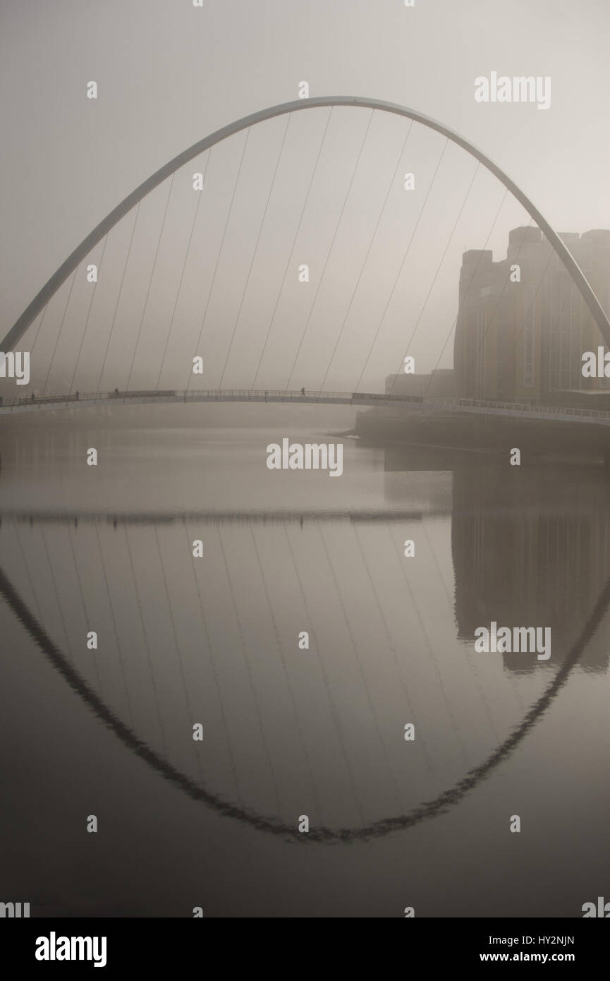 Fog on the Tyne, Misty morning on NewcastleGateshead quayside Stock ...