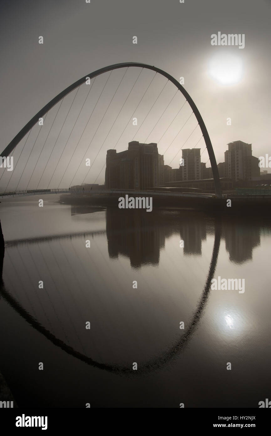Fog on the Tyne, Misty morning on NewcastleGateshead quayside Stock ...