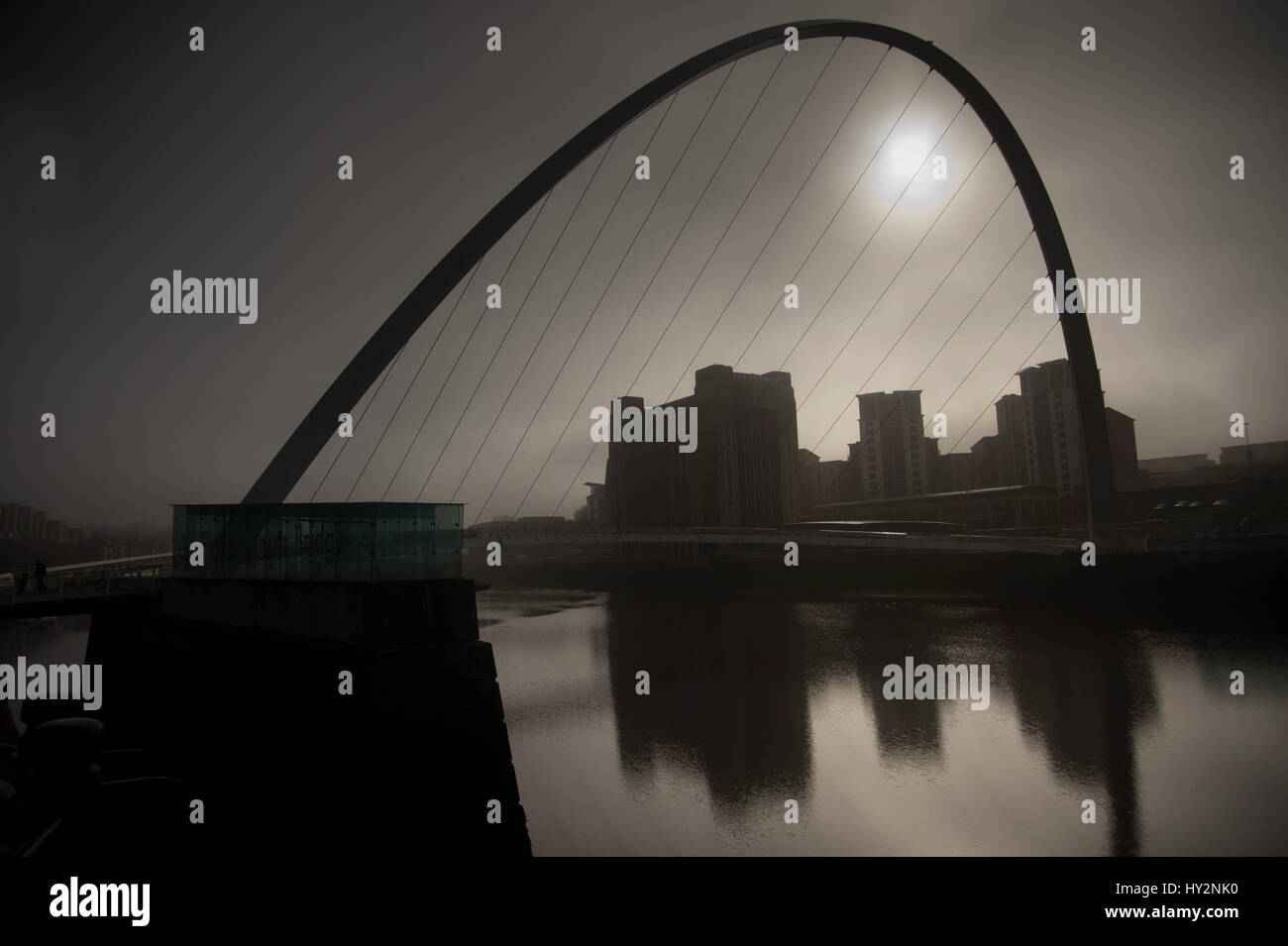 Fog on the Tyne, Misty morning on NewcastleGateshead quayside Stock ...