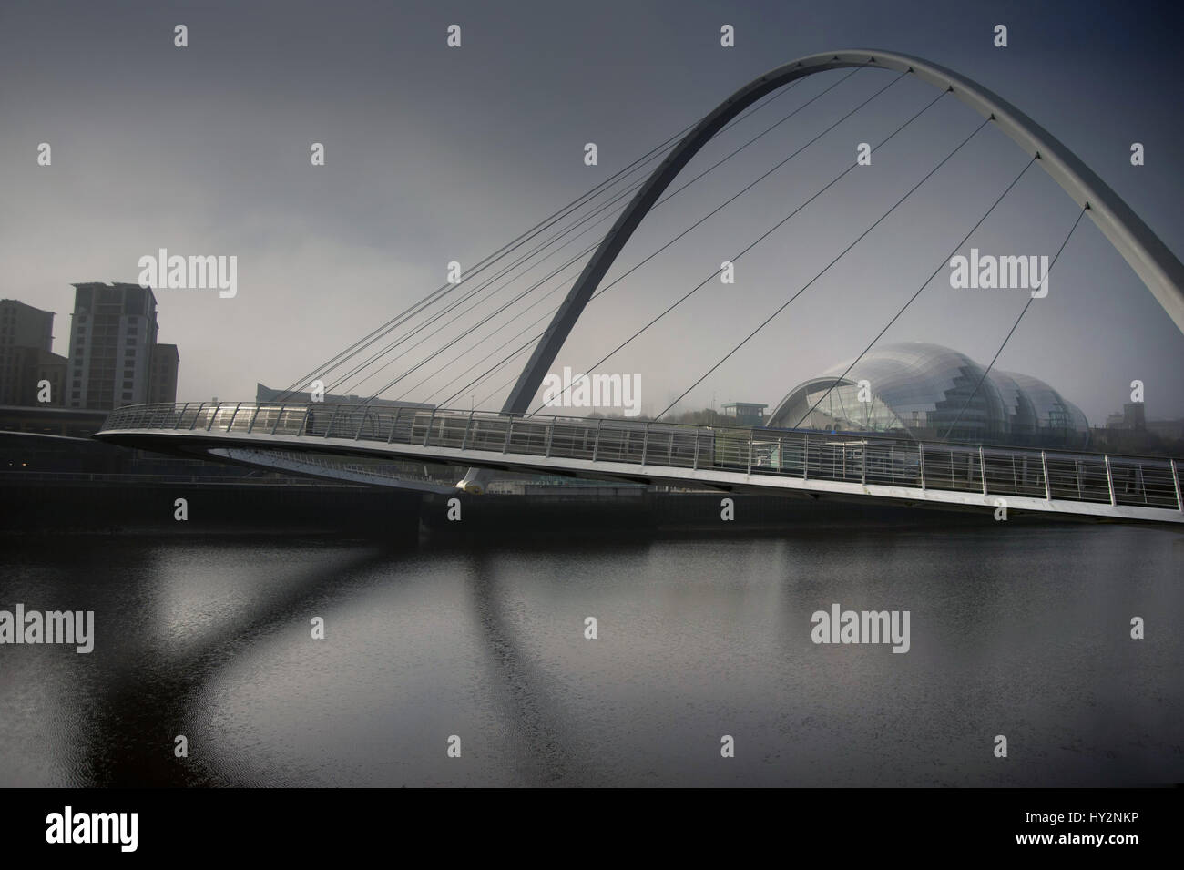 Fog on the Tyne, Misty morning on NewcastleGateshead quayside Stock ...