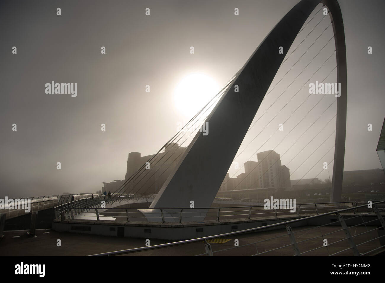 Fog on the Tyne, Misty morning on NewcastleGateshead quayside Stock ...