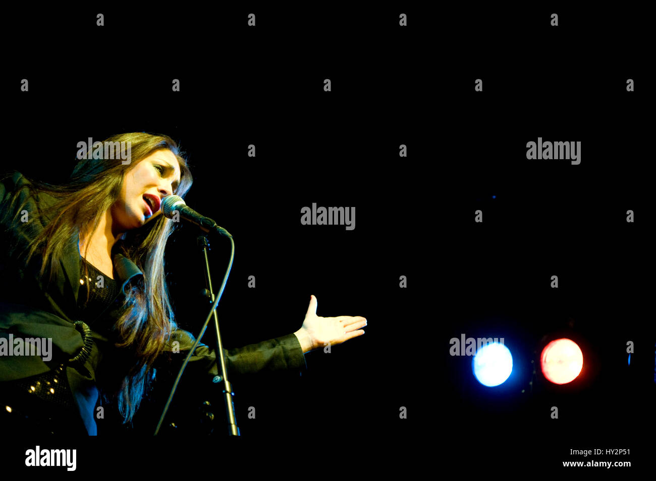 Celia Flores, daughter of Marisol, presents her new album De Marisol a ...