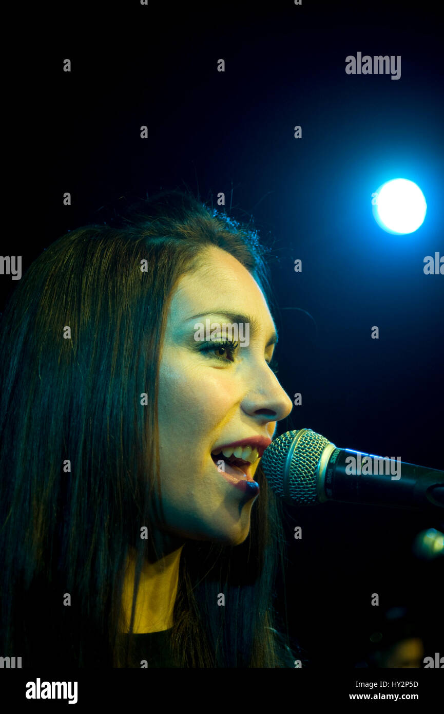 Celia Flores, daughter of Marisol, presents her new album De Marisol a ...