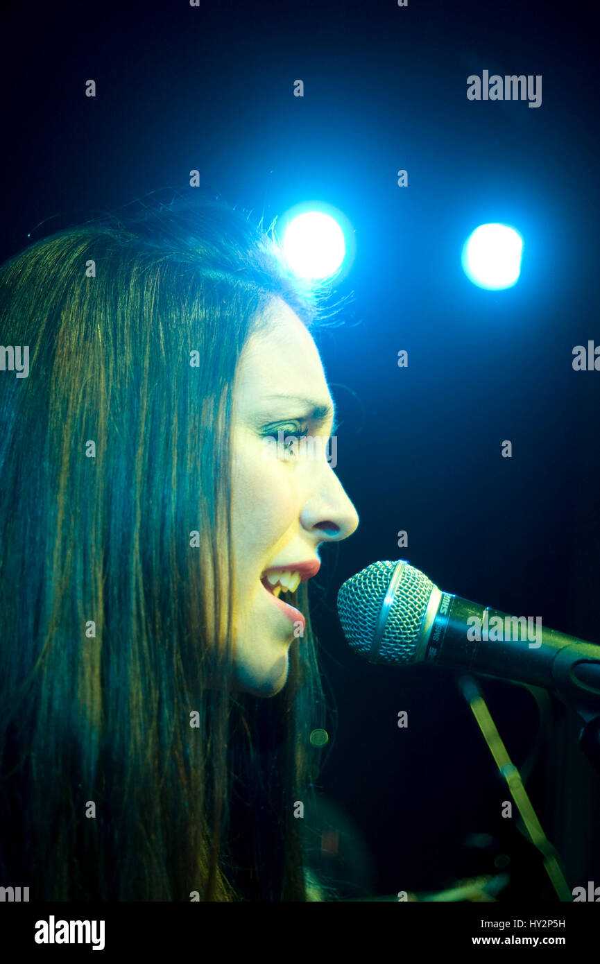 Celia Flores, daughter of Marisol, presents her new album De Marisol a ...