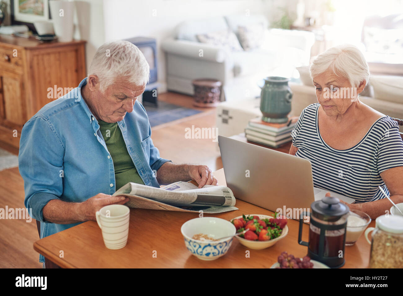Woman newspaper computer hi-res stock photography and images - Alamy