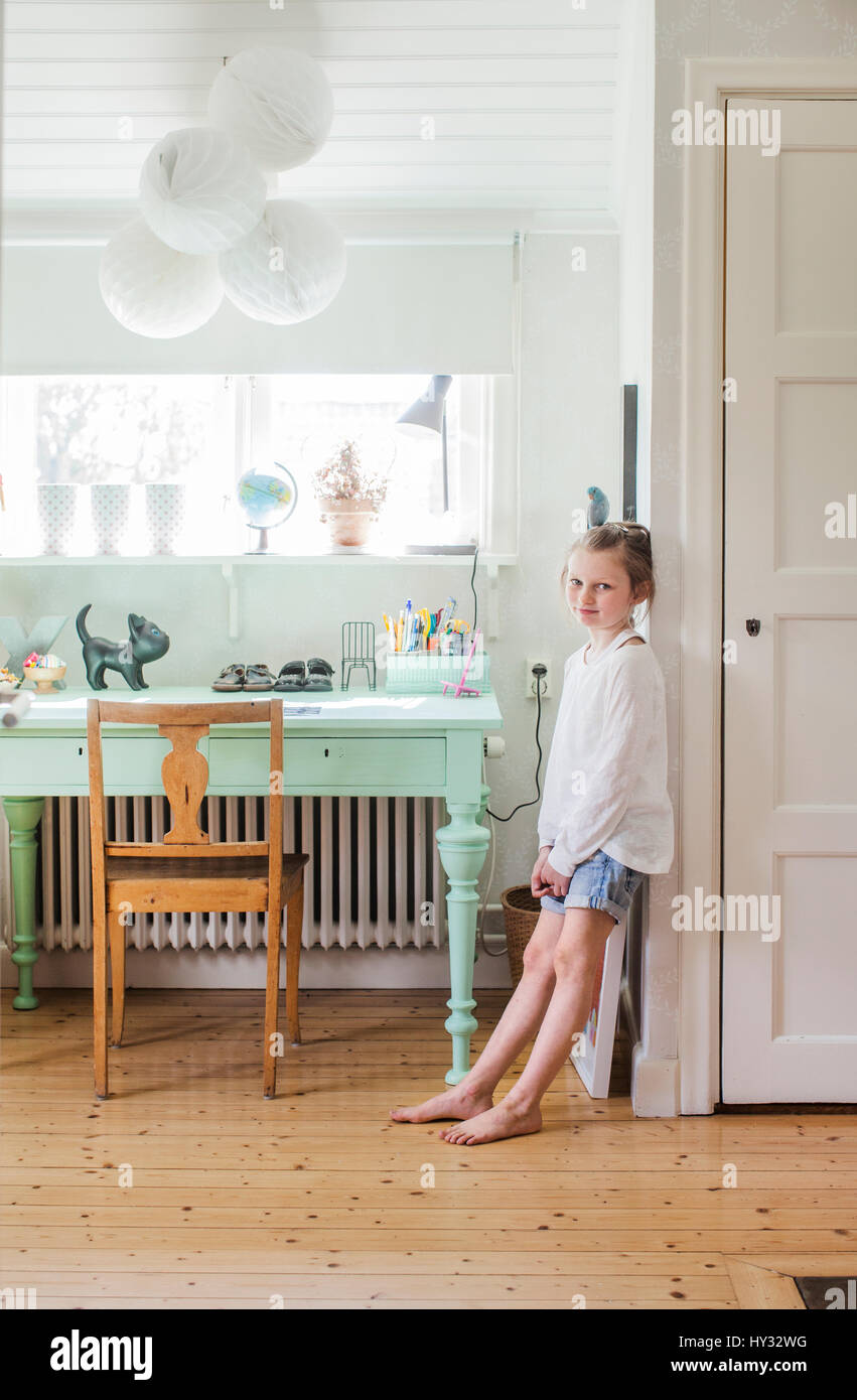 Girl lean on wall hi-res stock photography and images - Alamy