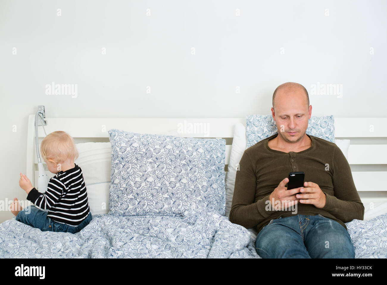 Father sons bed hi-res stock photography and images - Alamy