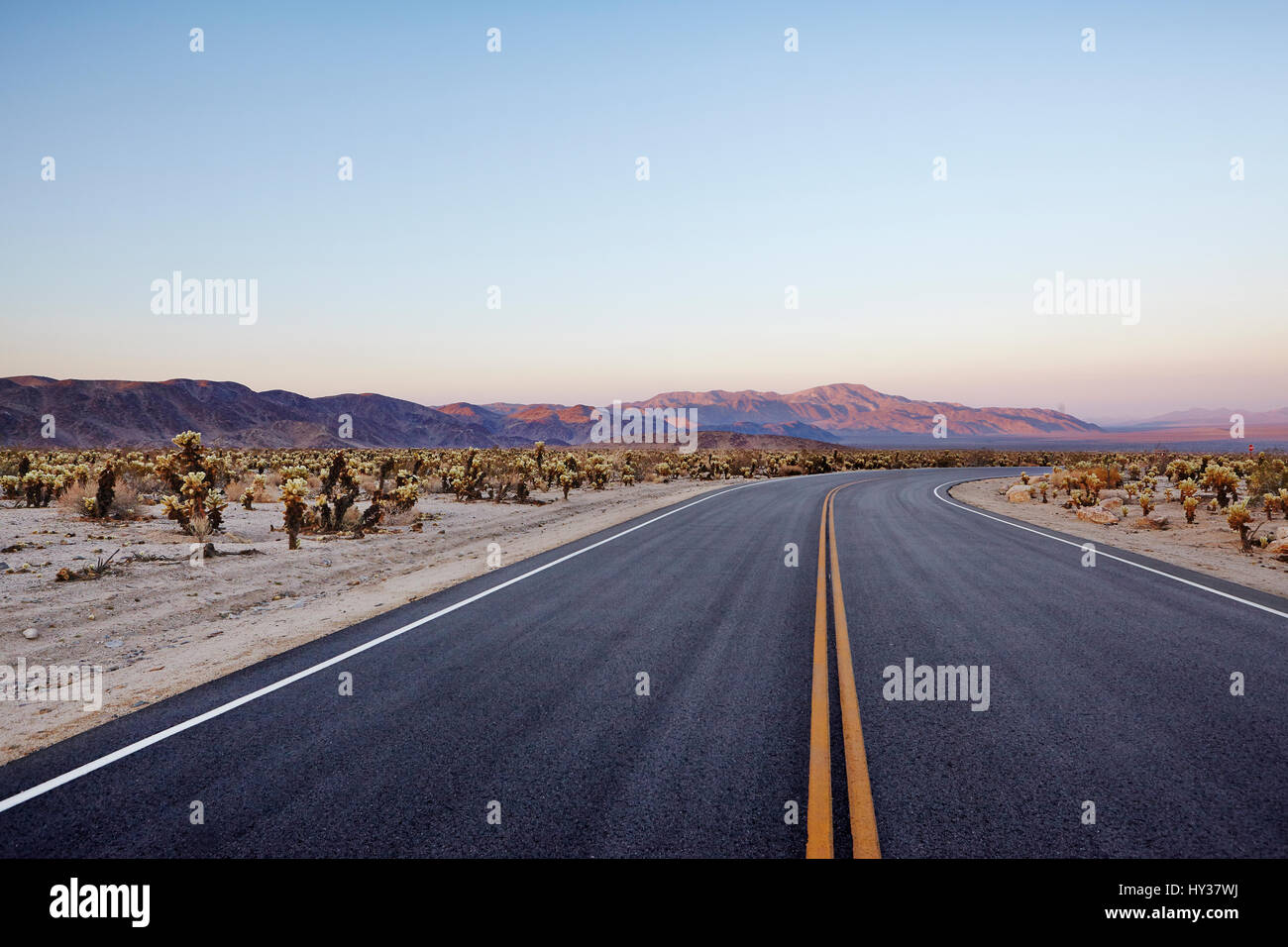 Desert empty road hi-res stock photography and images - Alamy