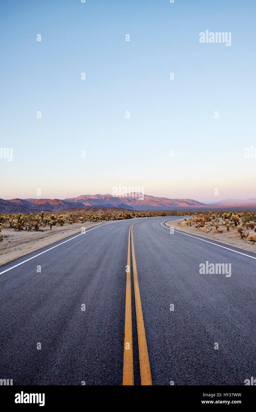 Empty desert hi-res stock photography and images - Alamy
