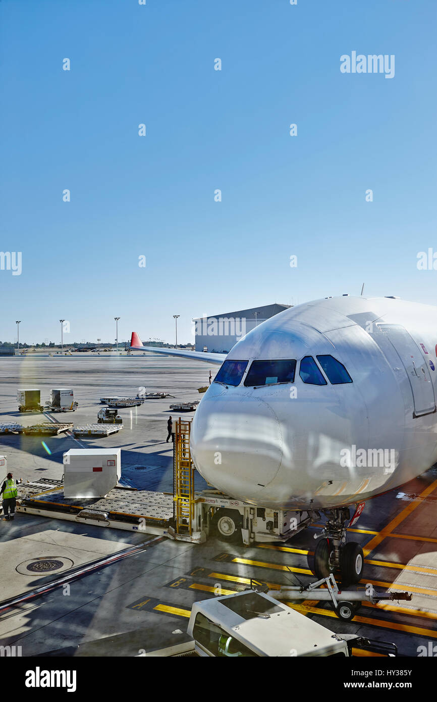 Exporting airplane hi-res stock photography and images - Alamy