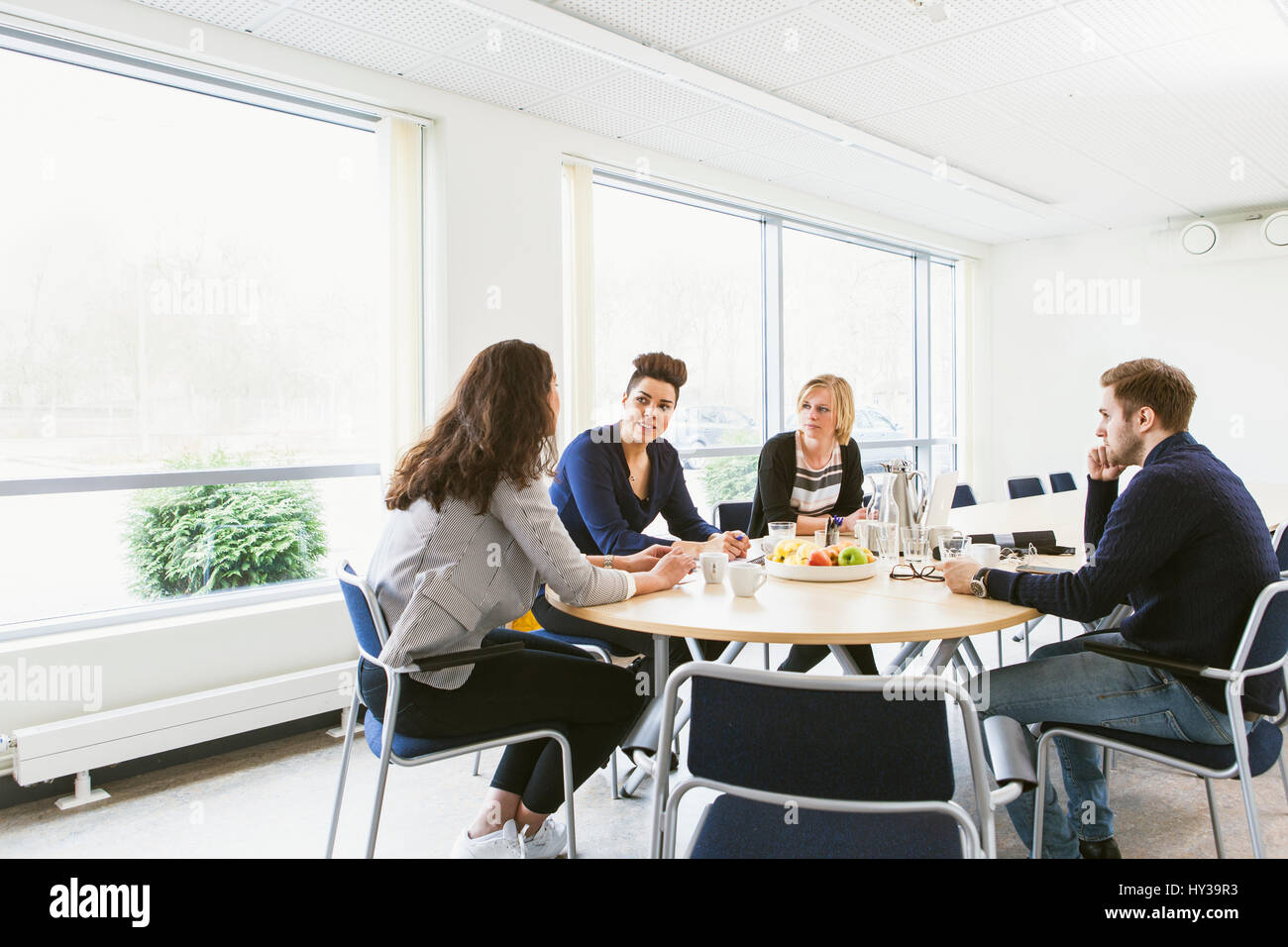 Business people meeting round table hi-res stock photography and images ...