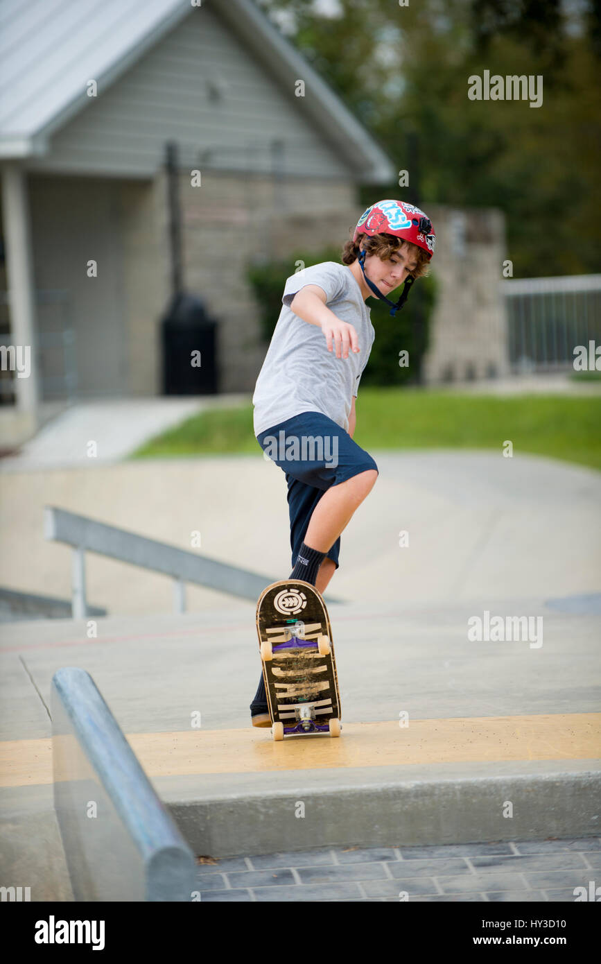 Boy on skateboard hi-res stock photography and images - Alamy