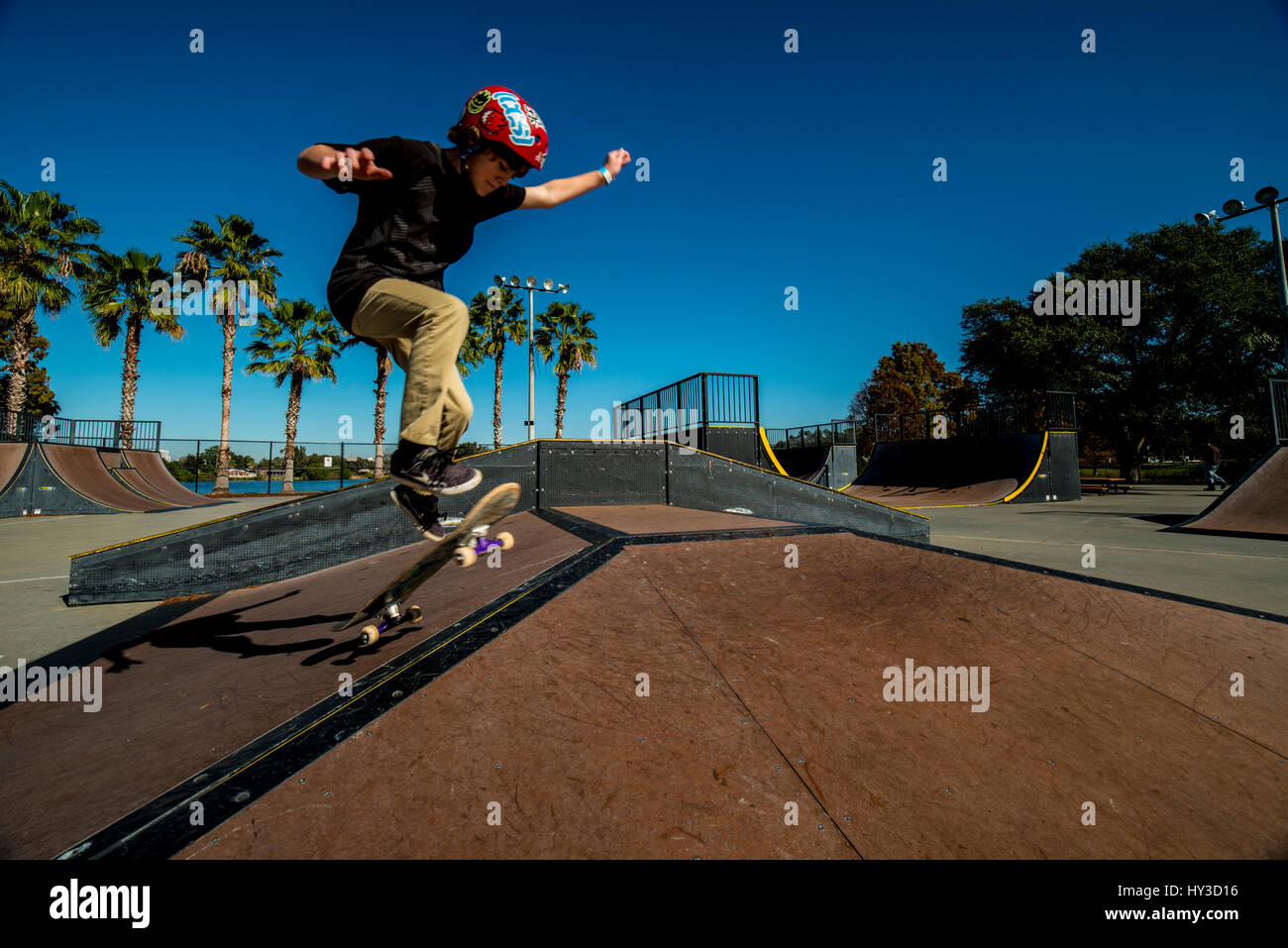 Boy on skateboard hi-res stock photography and images - Alamy