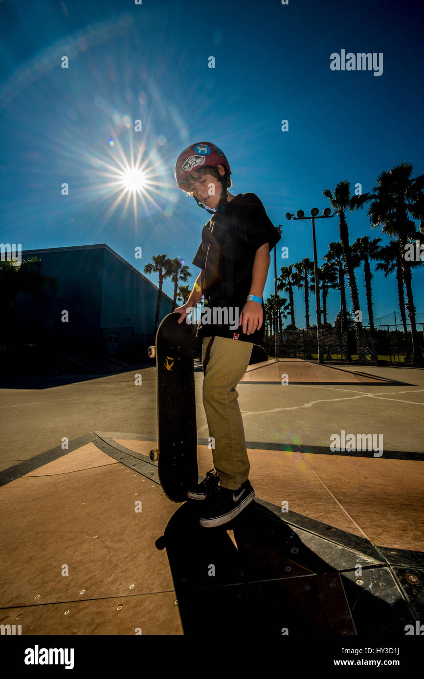 Young boy on skateboard hi-res stock photography and images - Alamy