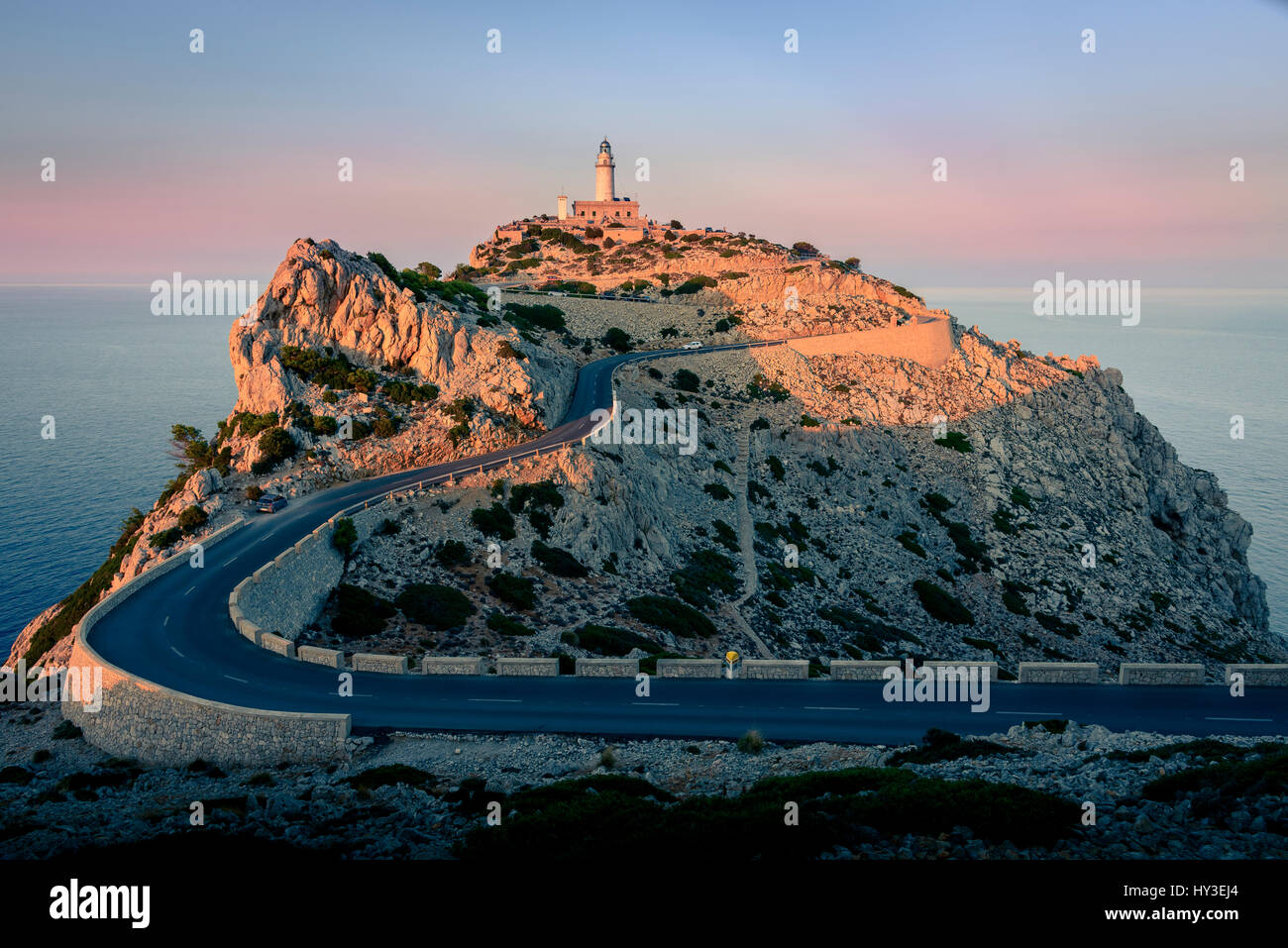 Cliff top lighthouses hi-res stock photography and images - Alamy