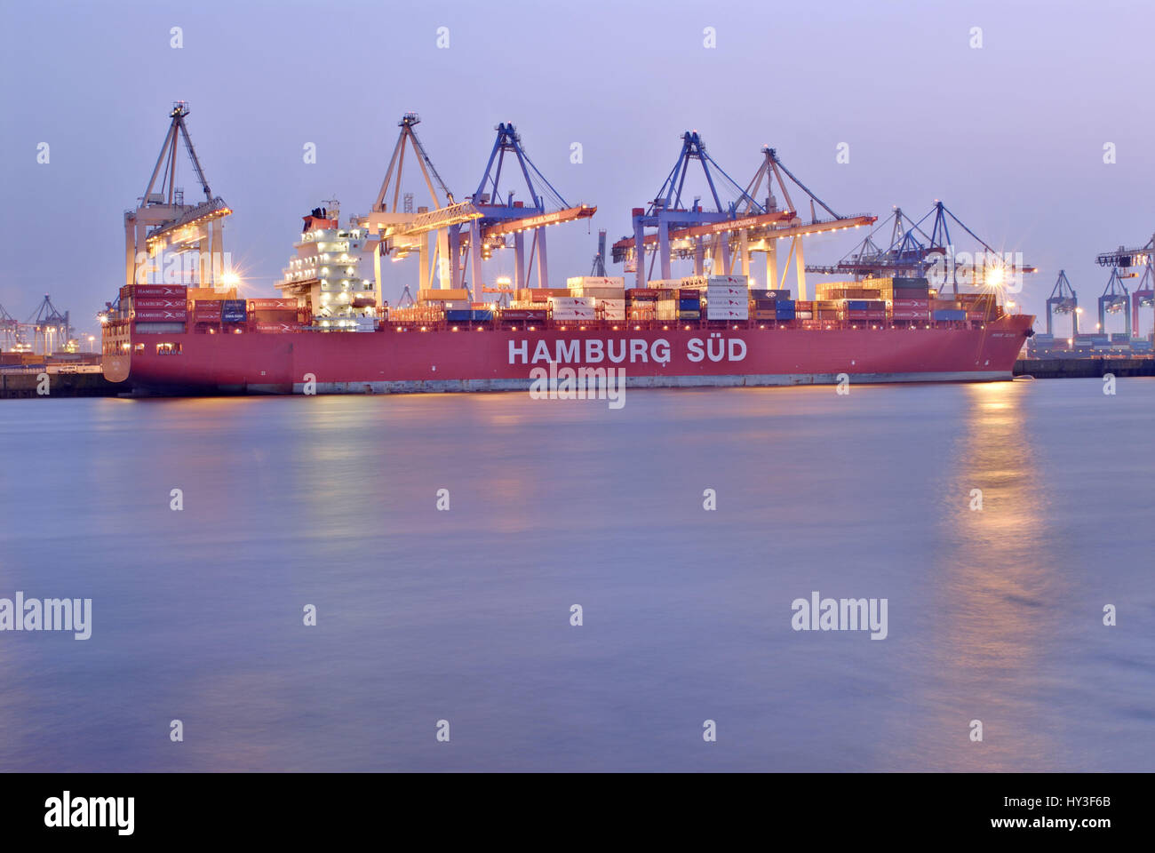 Germany, Hamburg, harbour, container freighter in the container ...