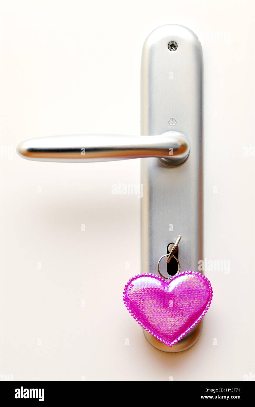 Key with heart follower, Schlüssel mit Herz-Anhänger Stock Photo - Alamy