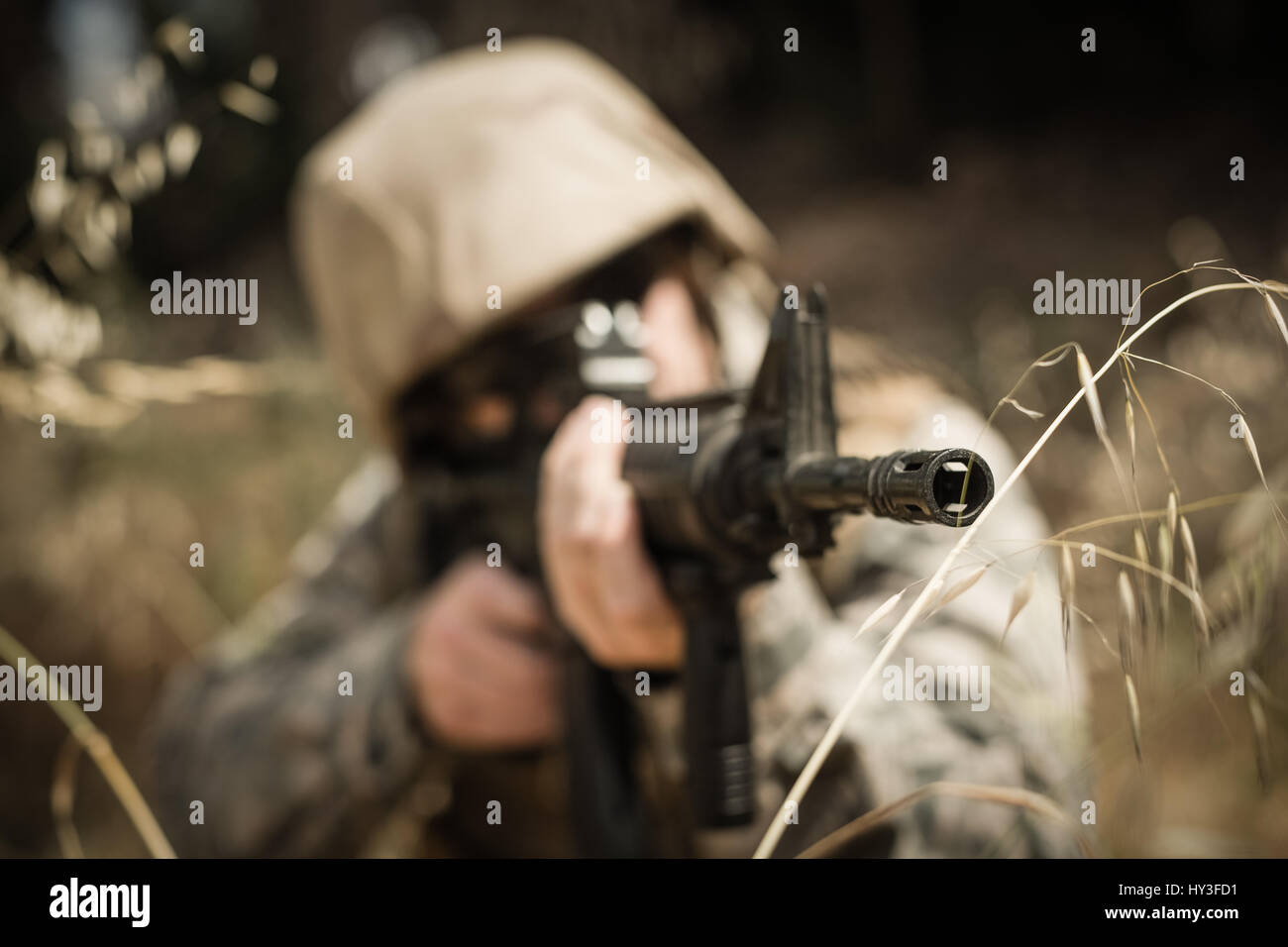 Soldier camouflage grass weapon hi-res stock photography and images - Alamy