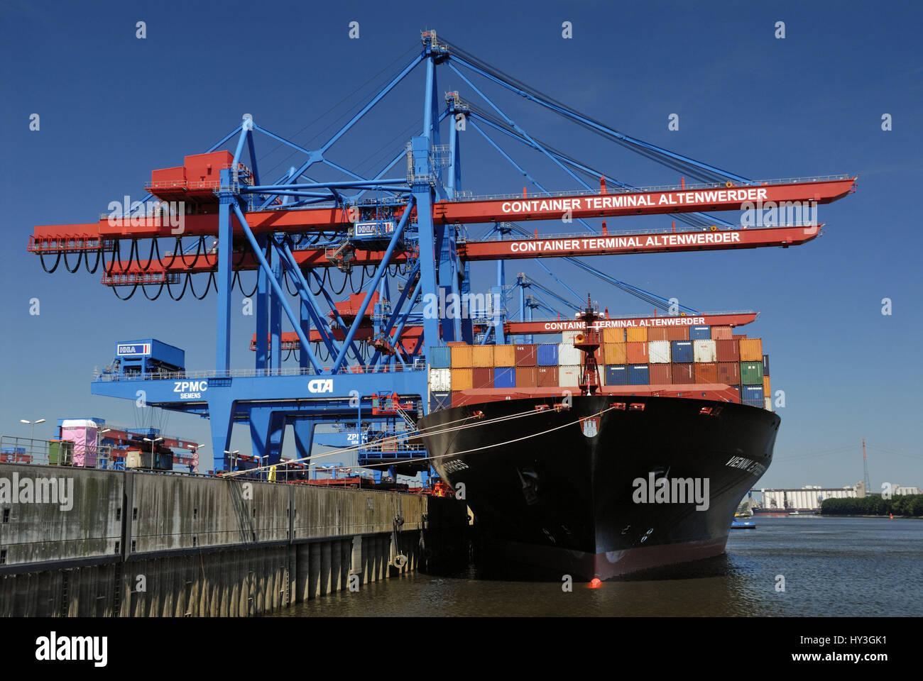 Container freighter in the container terminal Altenwerder in Hamburg ...
