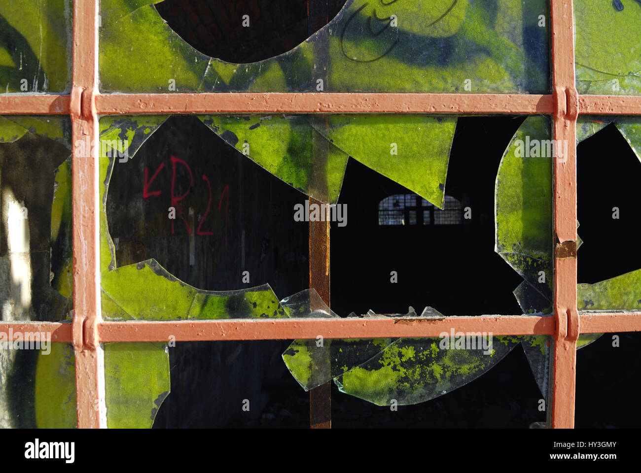 Broken windowpane, Kaputte Glasscheibe Stock Photo - Alamy