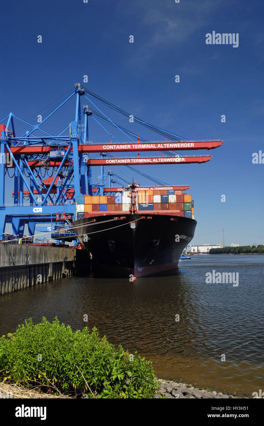 Container freighter in the container terminal Altenwerder in Hamburg ...