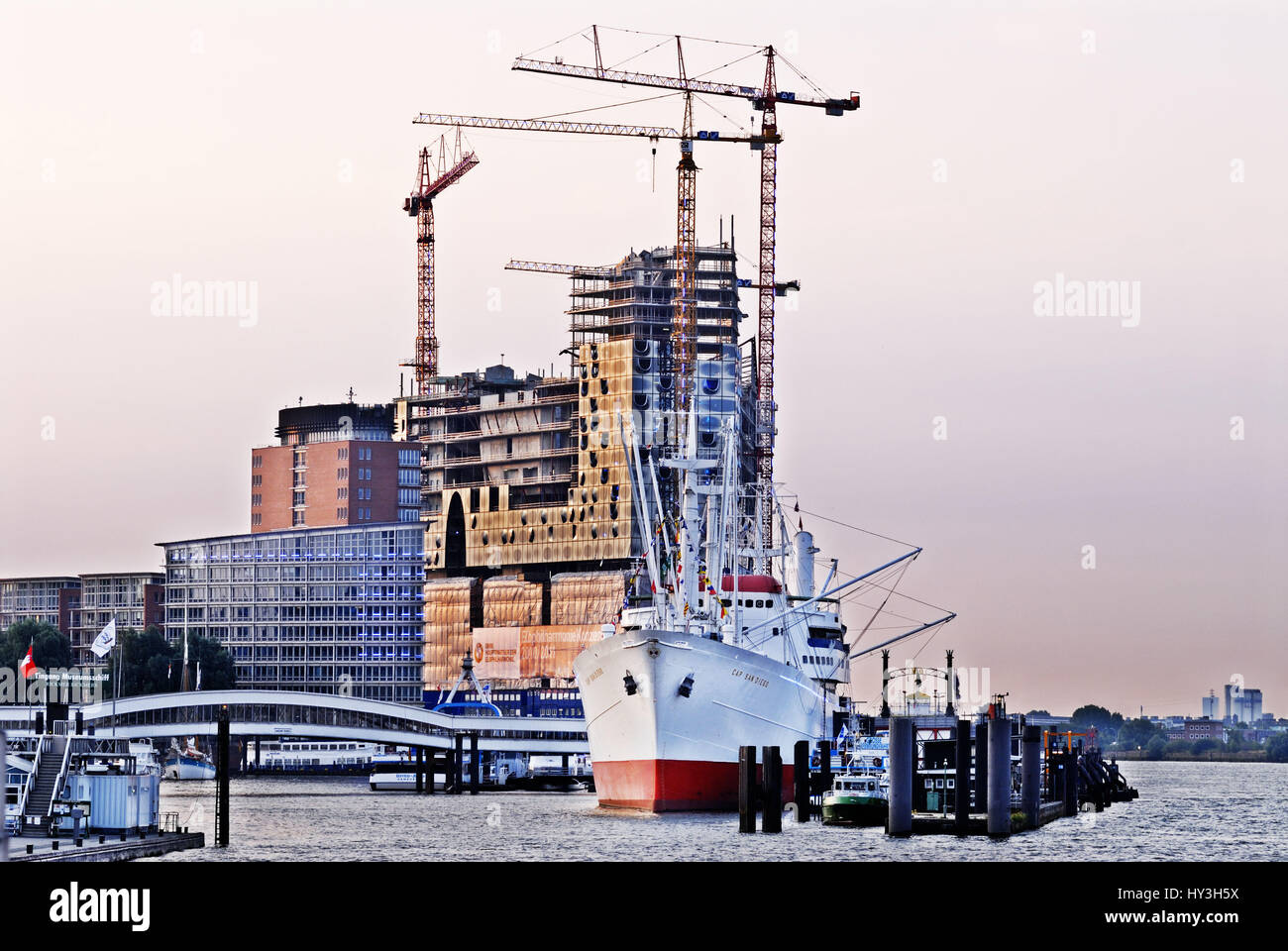Elbphilharmonie with museum ship cap san diego hi-res stock photography ...