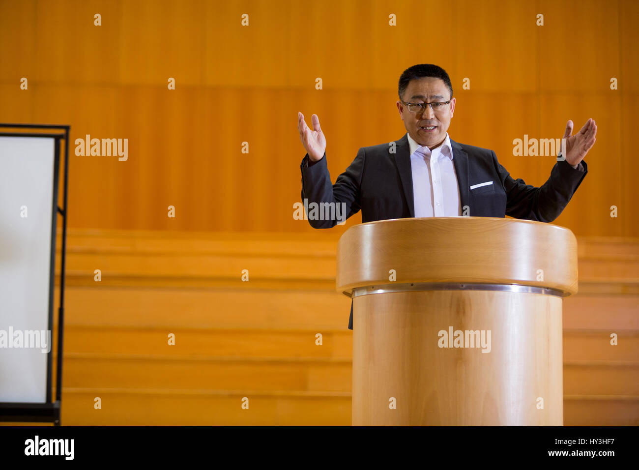 Giving a speech gesturing hi-res stock photography and images - Alamy