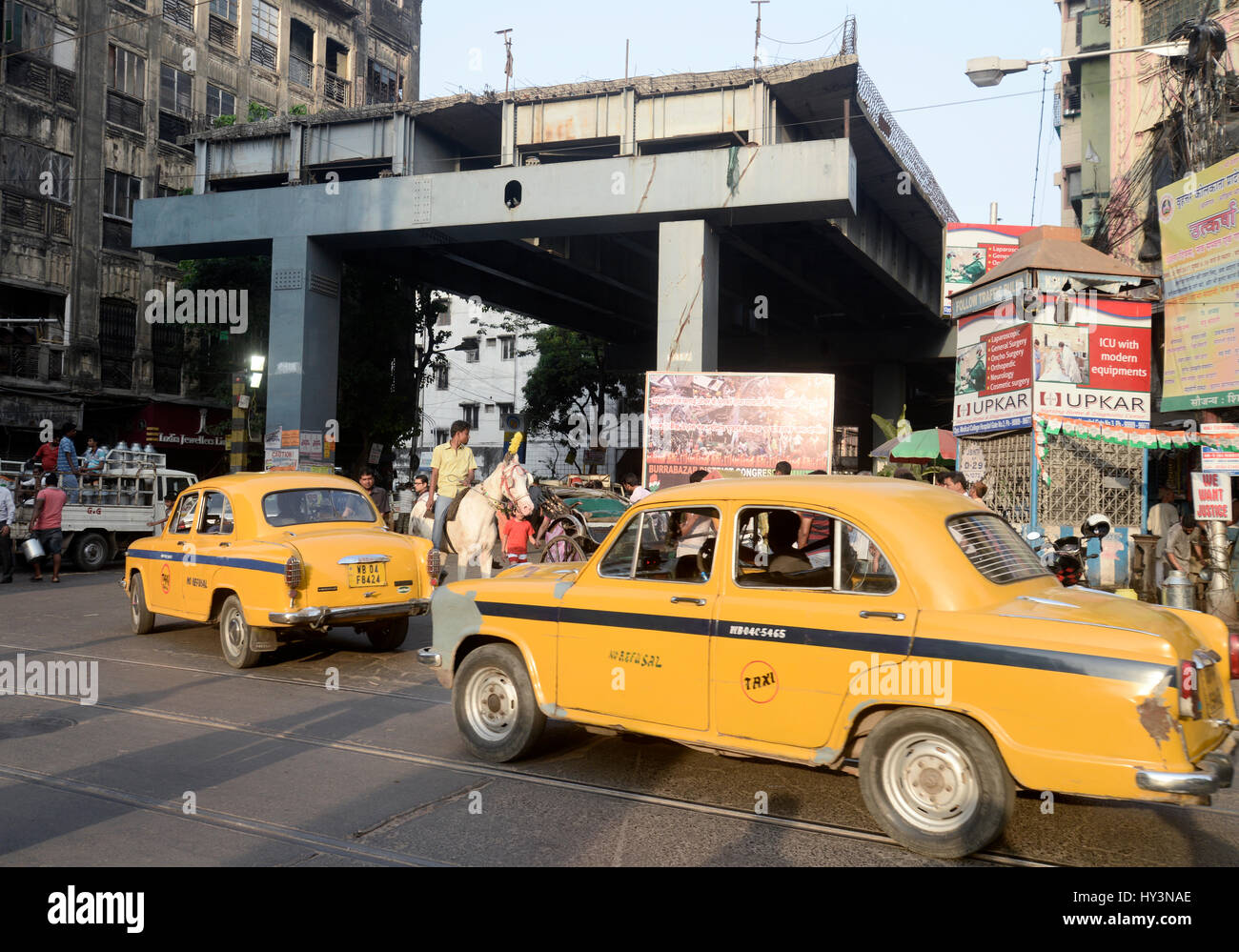 Kolkata, India. 31st Mar, 2017. Busy street at the area where flyover ...