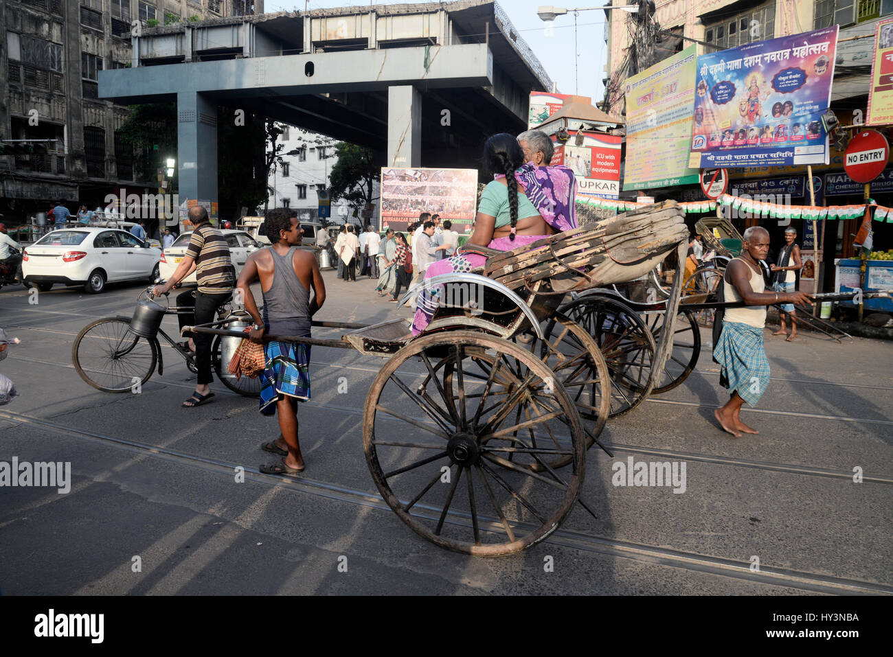 Kolkata, India. 31st Mar, 2017. Busy street at the area where flyover ...