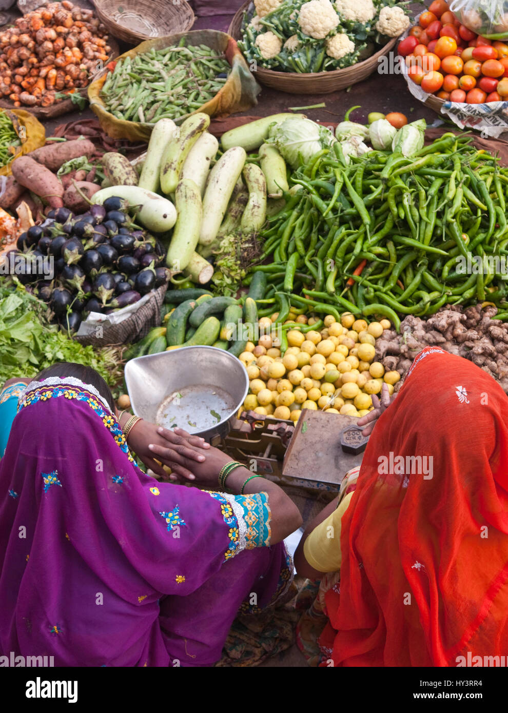 Indian street market fruit stall hi-res stock photography and images - Alamy