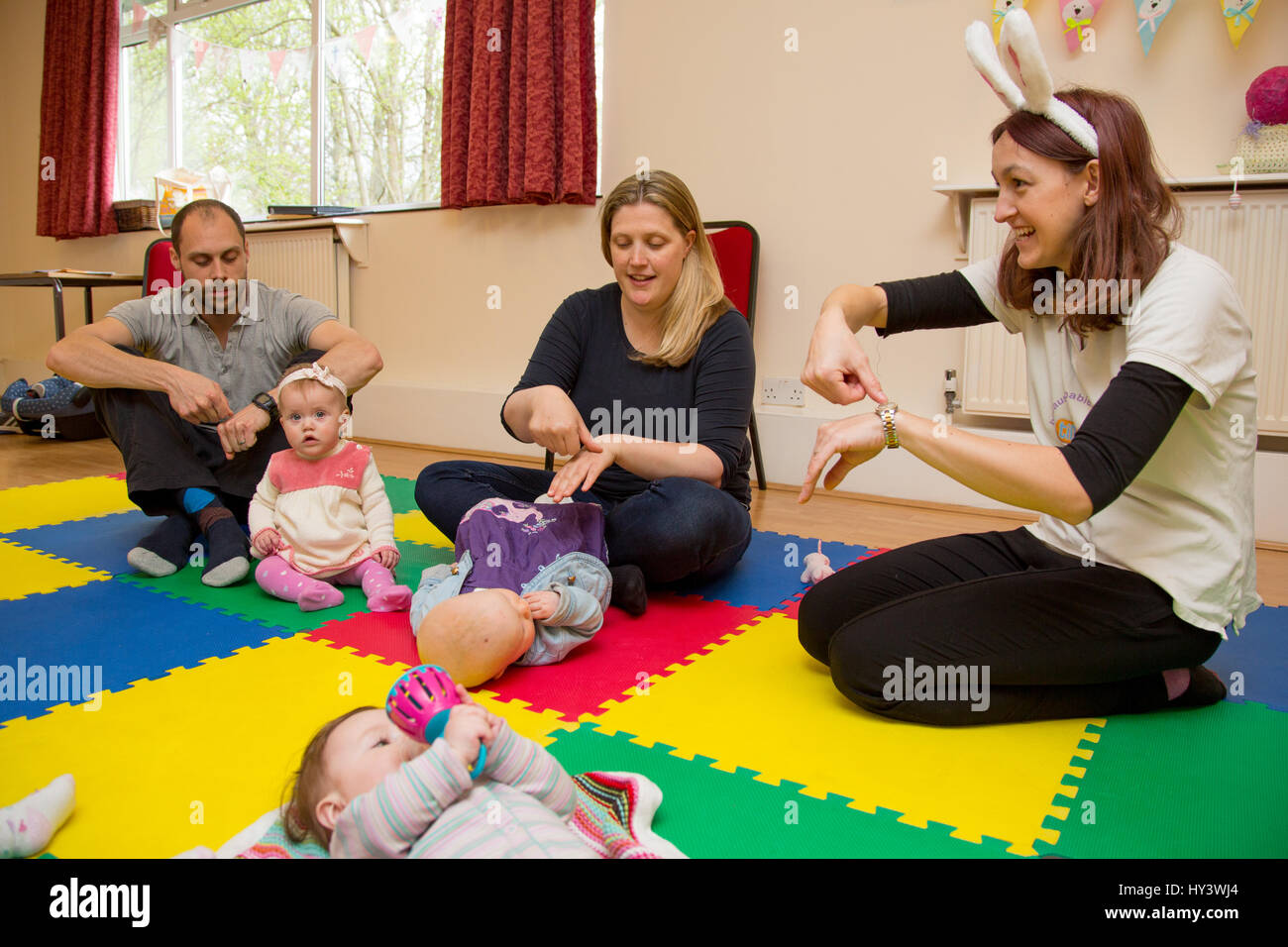 Parents and children learning baby sign language Stock Photo - Alamy