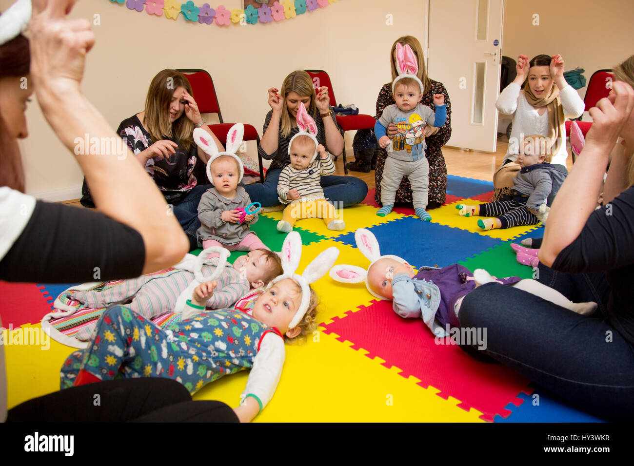 Parents and children learning baby sign language Stock Photo - Alamy