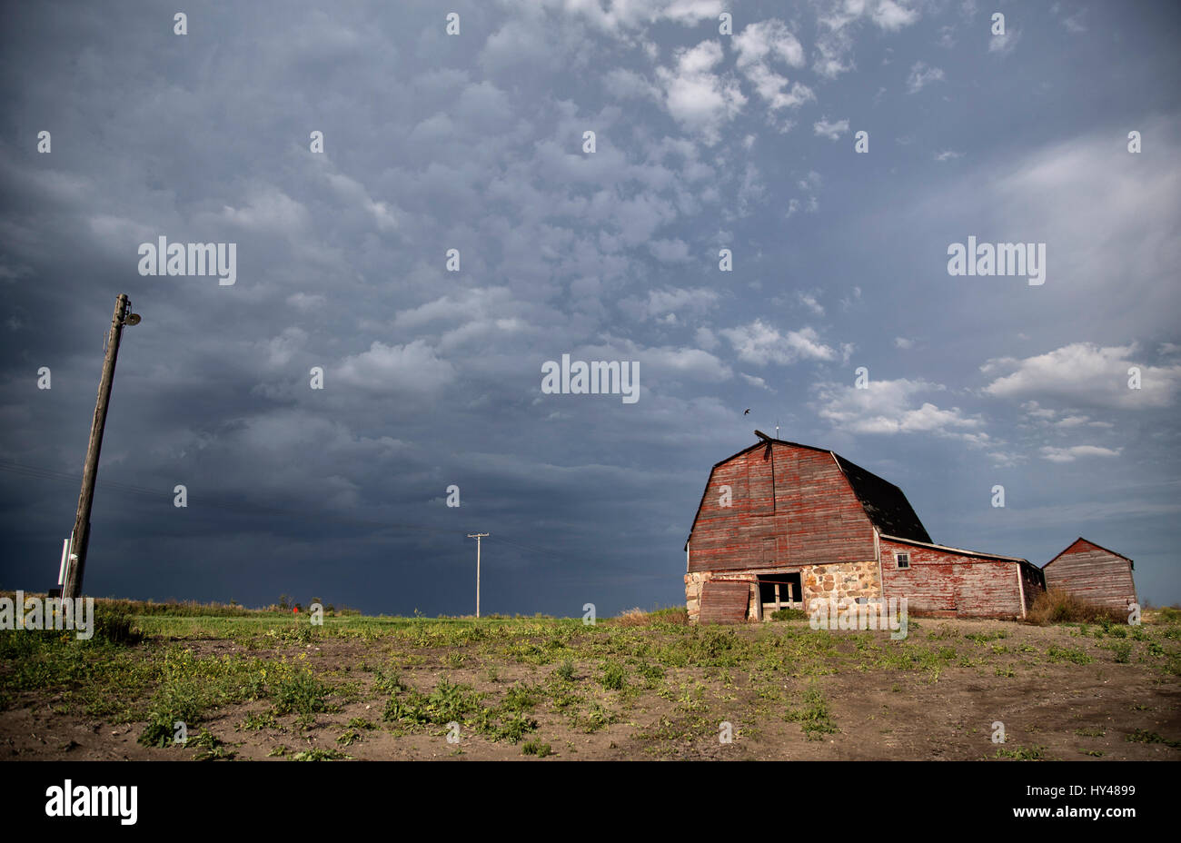 Storm Clouds Saskatchewan Prairie scene Canada Farm Stock Photo - Alamy