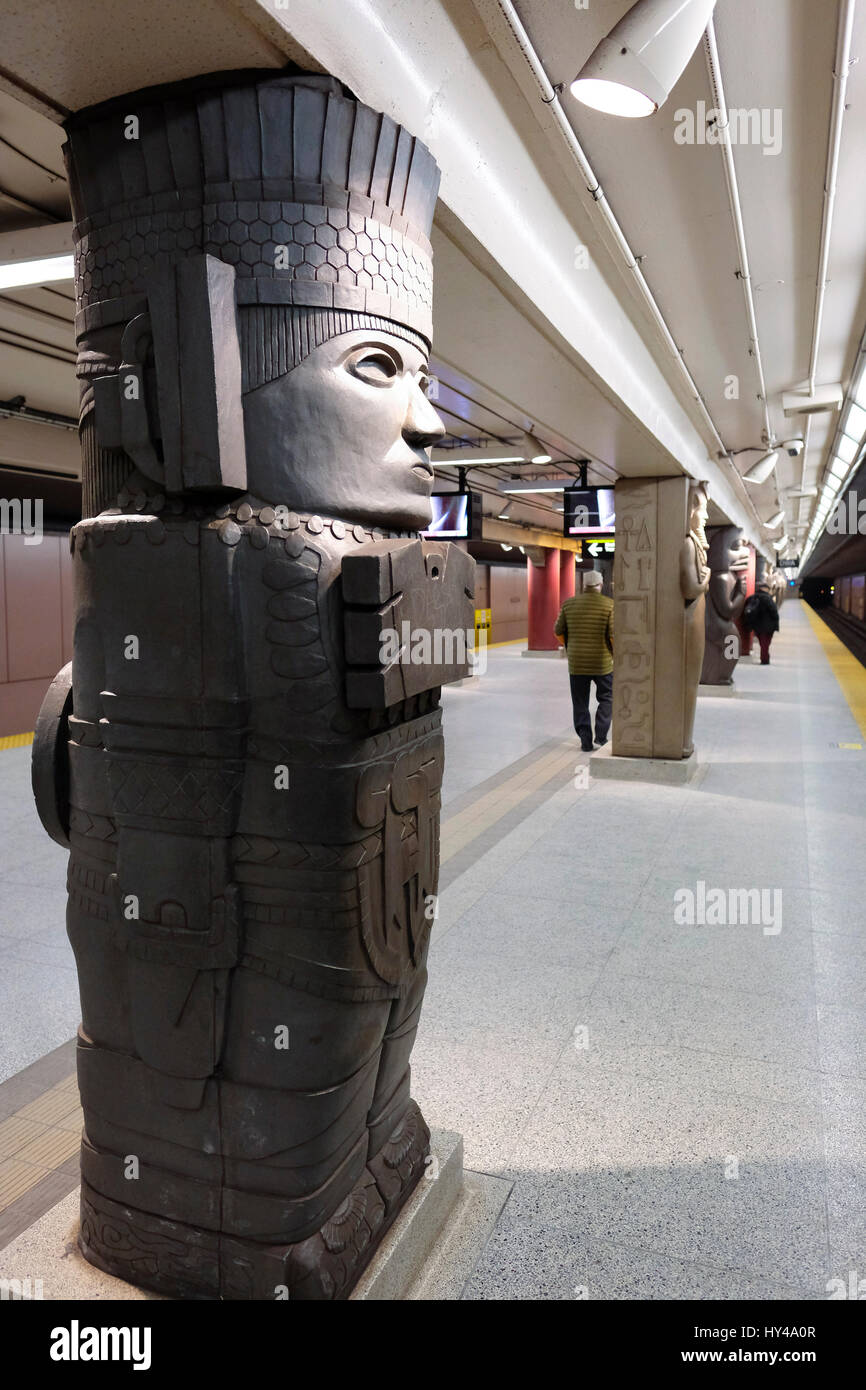 Museum subway station platform / metro station, tube station, TTC ...