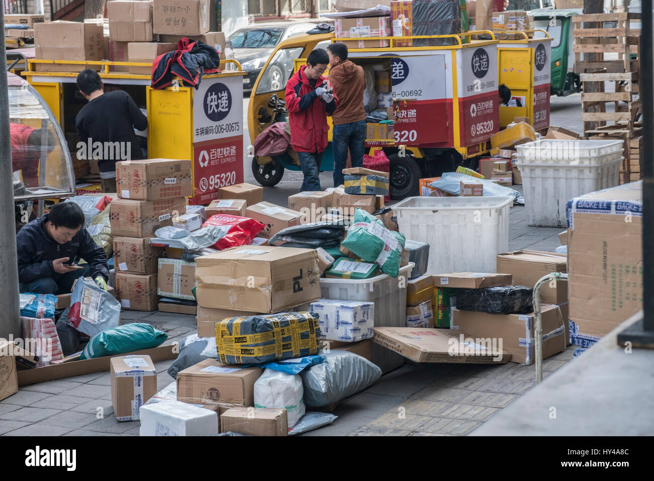 Parcels delivery hi-res stock photography and images - Alamy