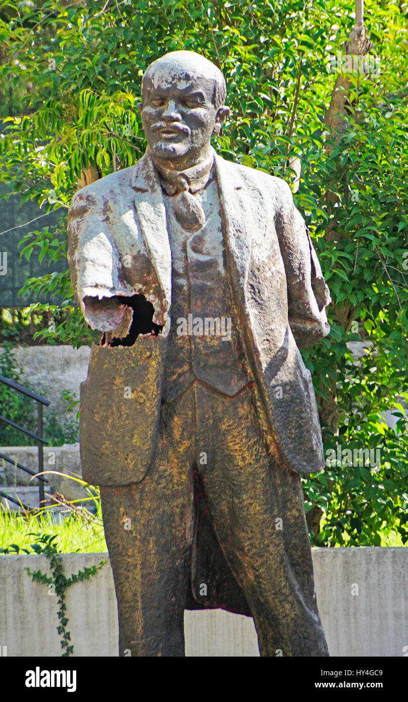 Statue of lenin broken hi-res stock photography and images - Alamy
