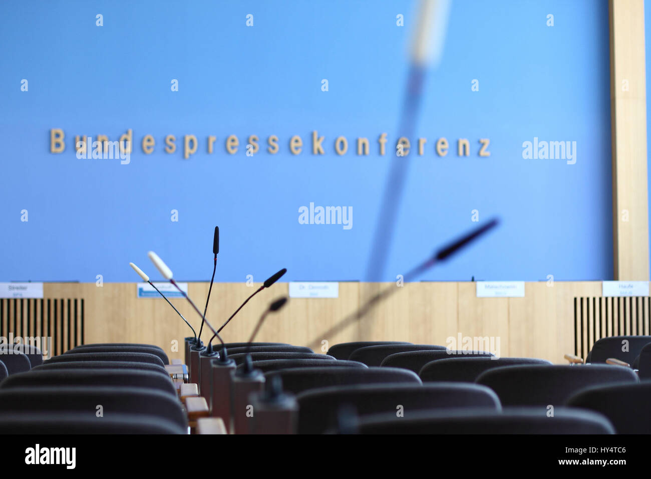 Empty hall hi-res stock photography and images - Alamy