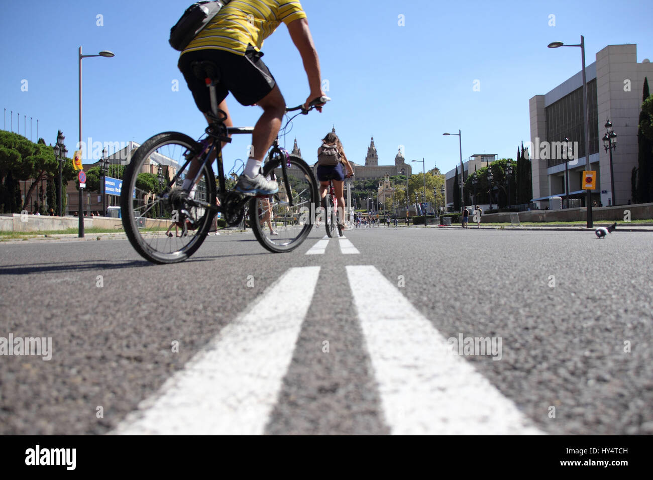 Middle of the road edge marking hi-res stock photography and images - Alamy