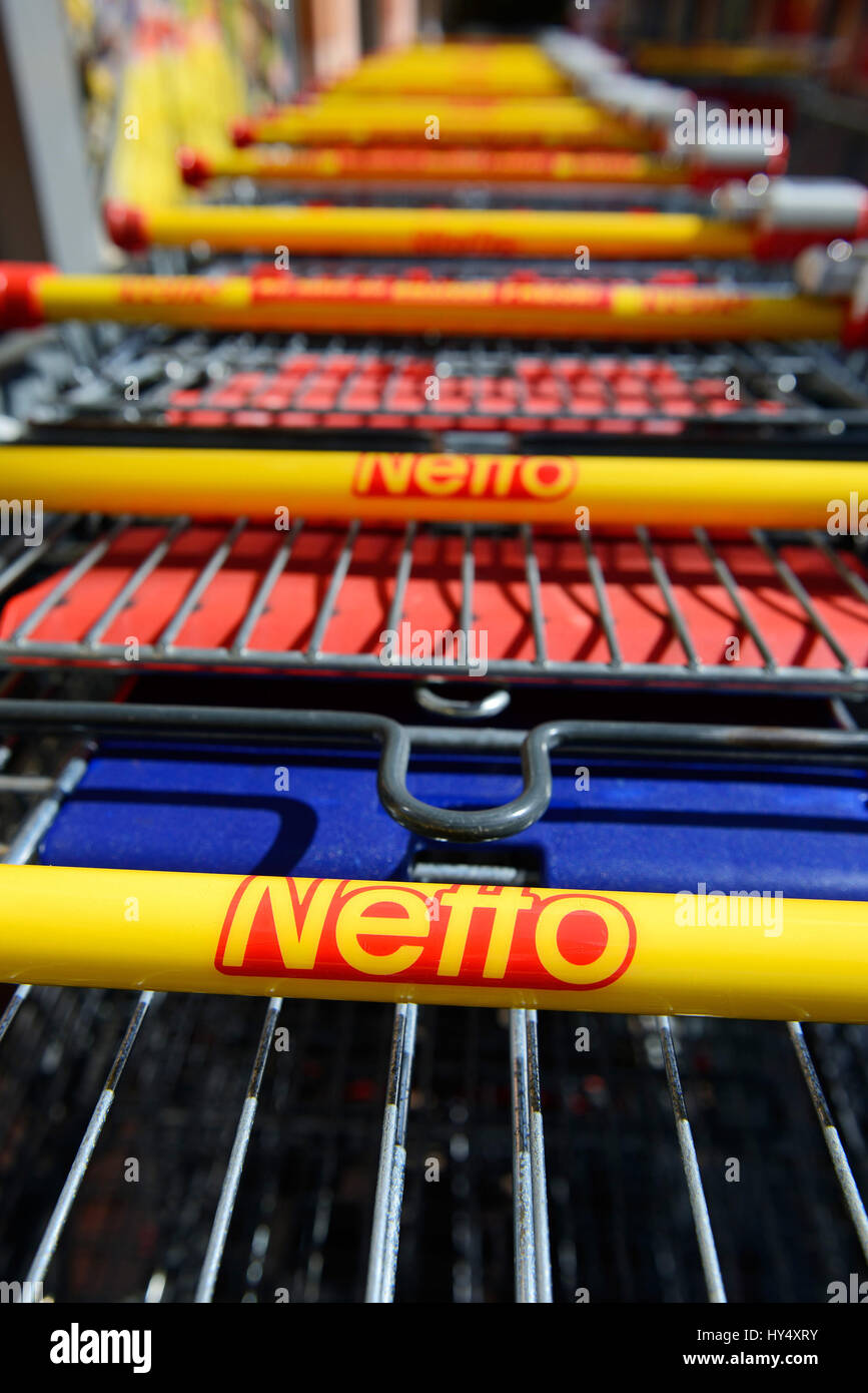 Market shopping cart hi-res stock photography and images - Alamy