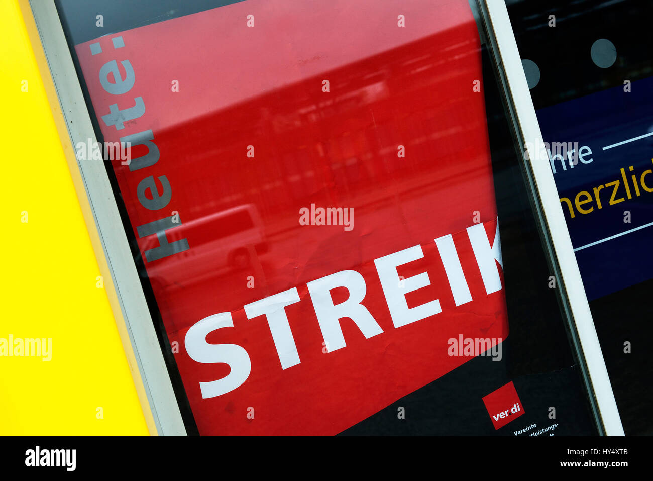 Strike poster in the door of a postal branch bank, Streik-Plakat an der ...