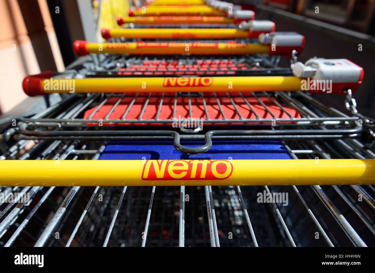 Market shopping cart hi-res stock photography and images - Alamy