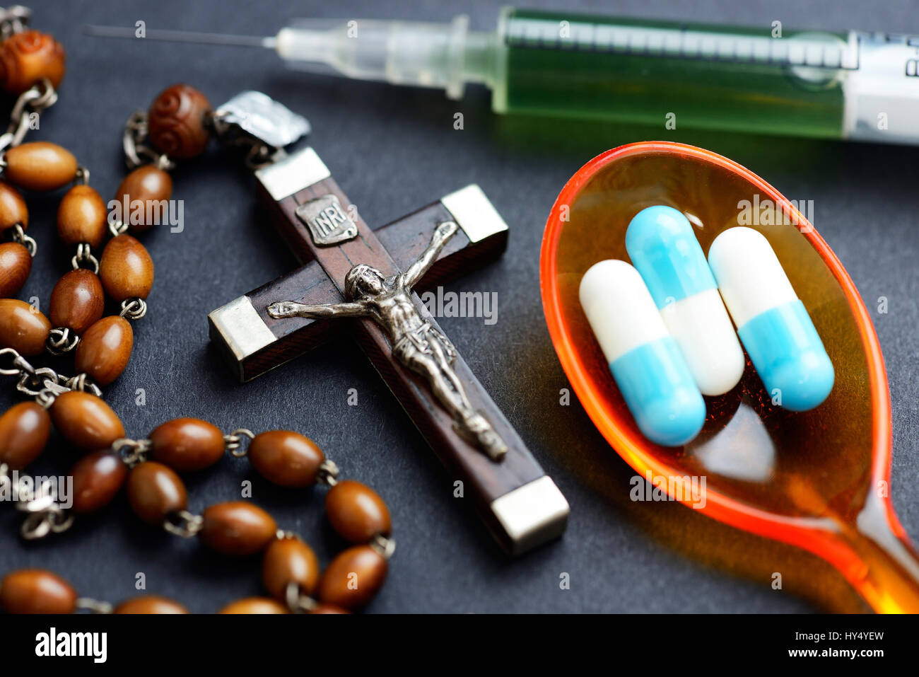 Cross, tablets and syringe, symbolic photo Sterbehilfe, Kreuz ...