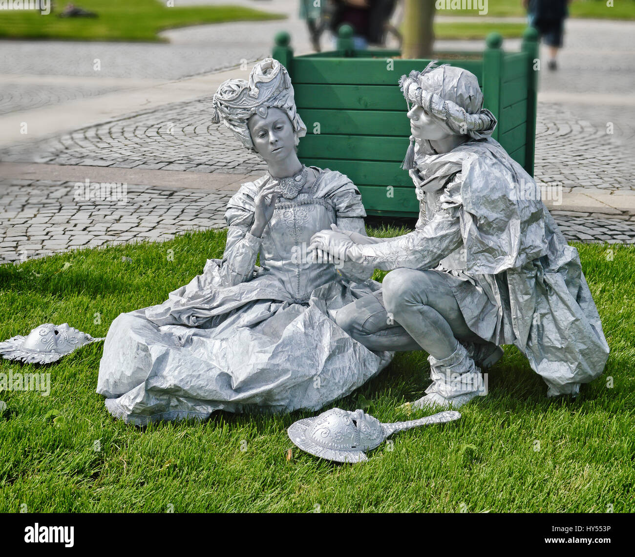 Silver living statue hi-res stock photography and images - Alamy