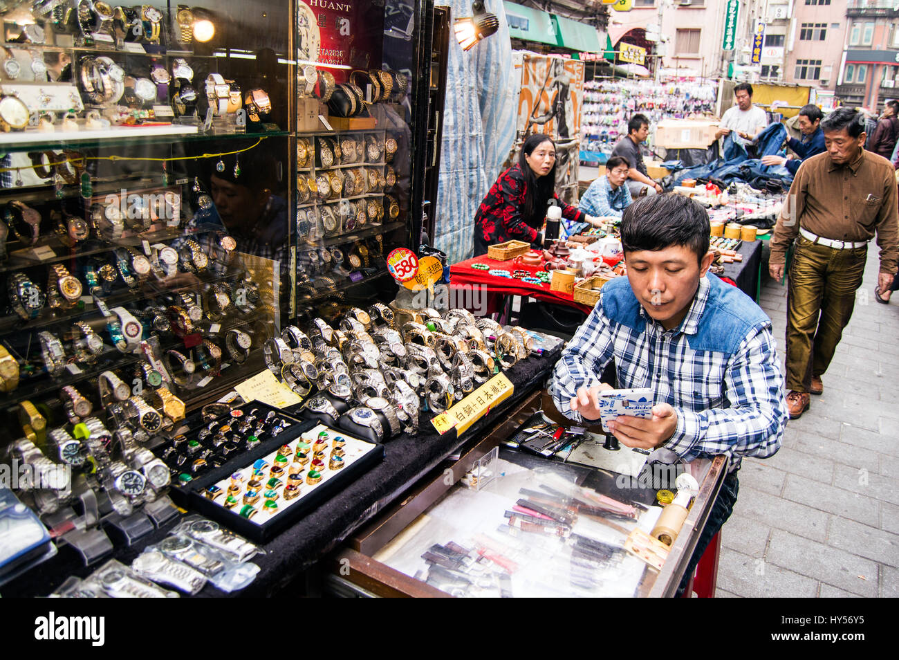 Second hand street market hi-res stock photography and images - Alamy