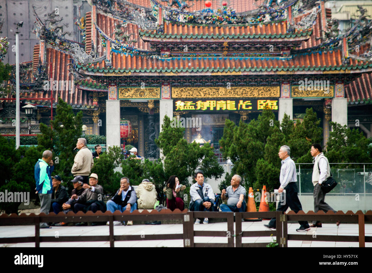 People near Longshan Temple, Wanhua, Taipei, Taiwan Stock Photo - Alamy