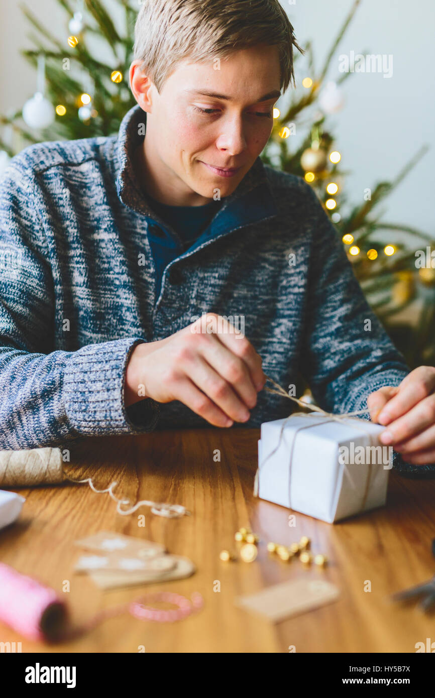 Wrapping up gifts hi-res stock photography and images - Alamy