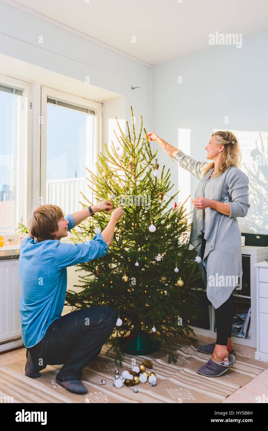 Christmas tree stand couple hi-res stock photography and images - Alamy