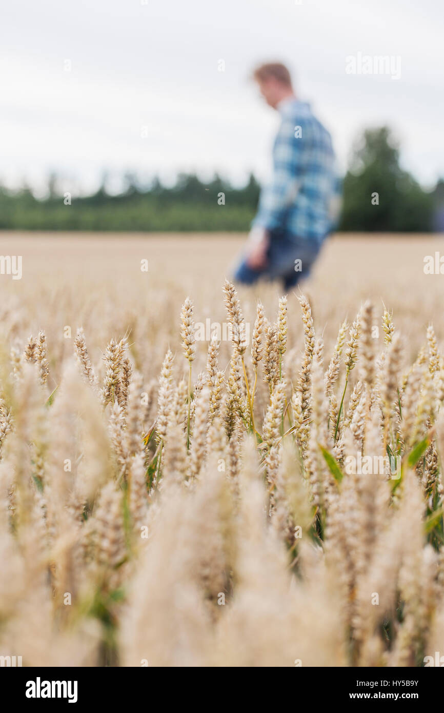 Man walking side view hi-res stock photography and images - Alamy