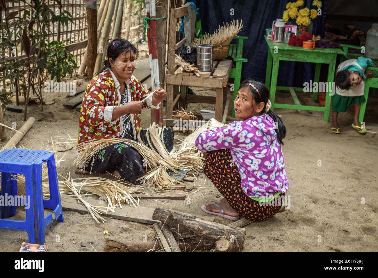 Weaving baskets hi-res stock photography and images - Alamy